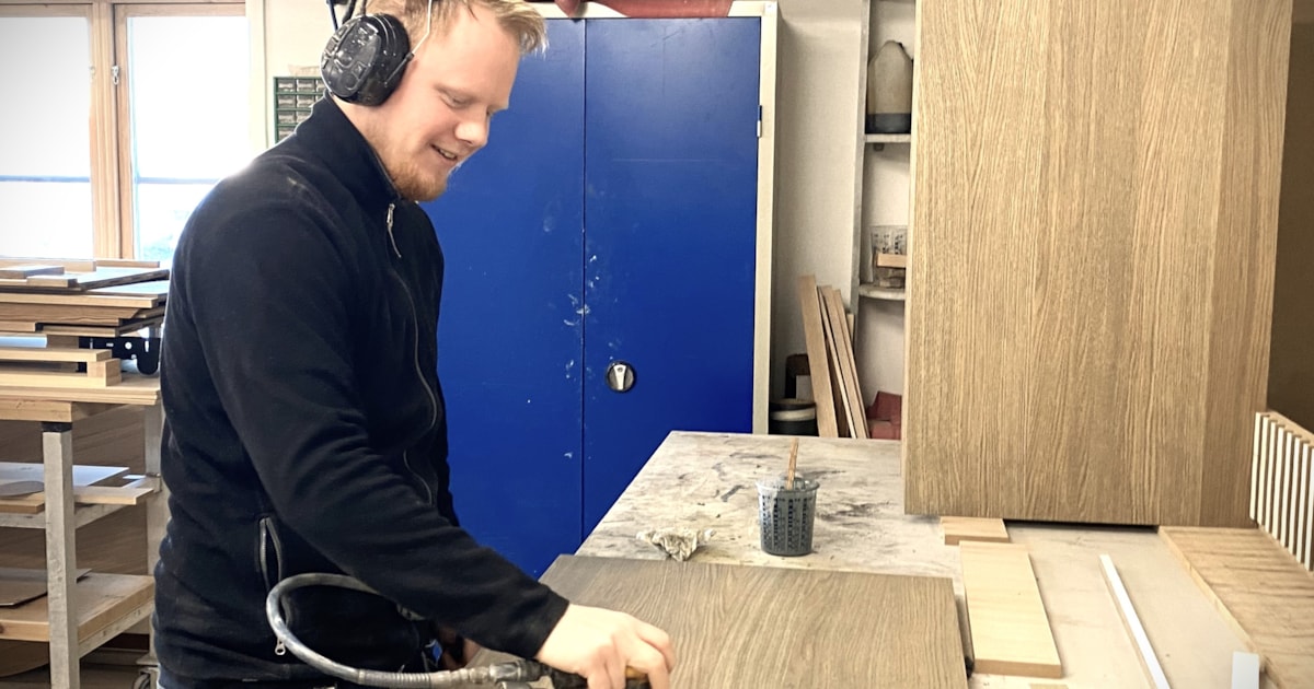 Per Kristian er møbelsnekker og student i arbeidstida: - Vi lærer mye ...