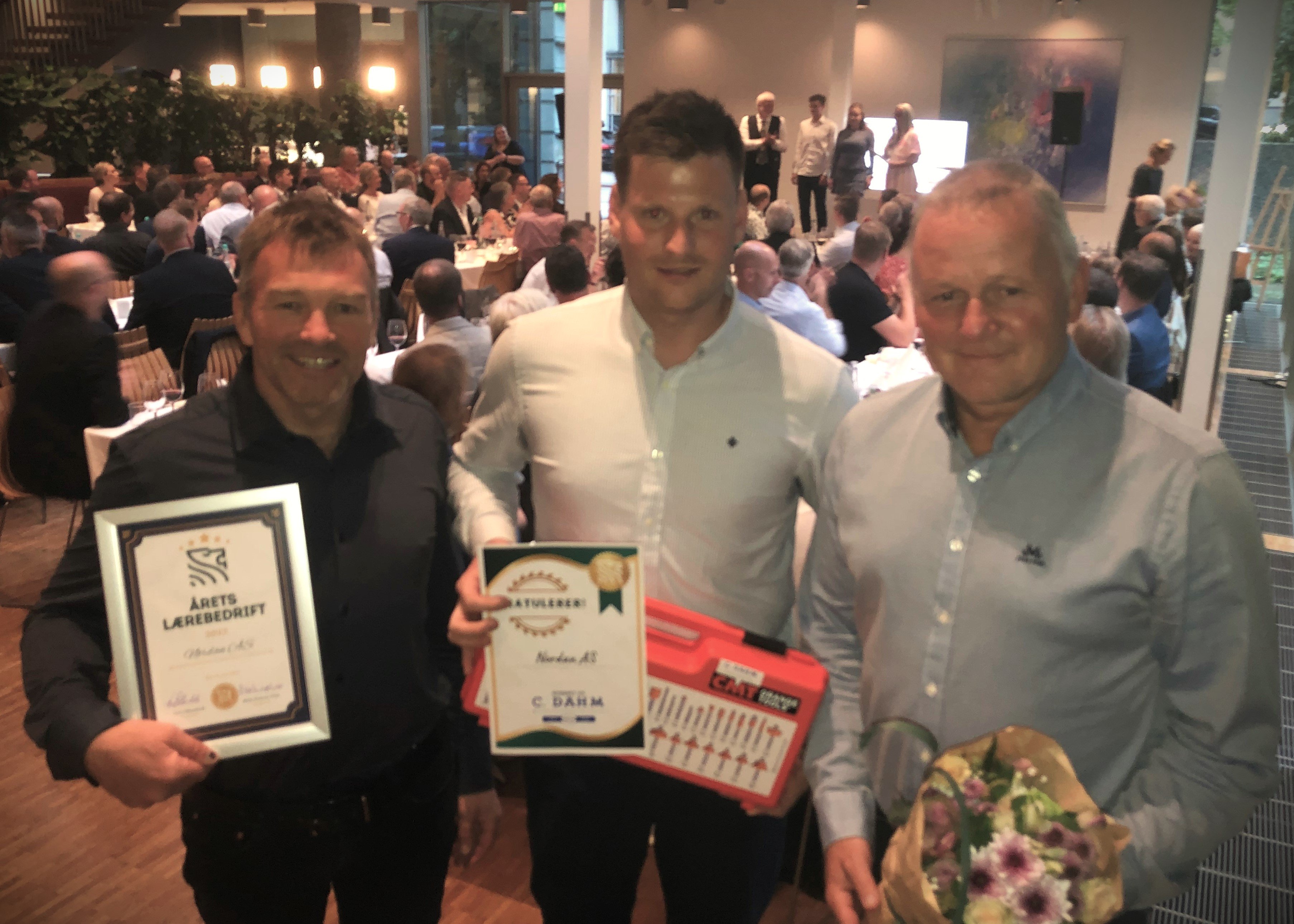 Anna ble kåret til årets lærling i norsk trevarebransje, NorDan vant ...