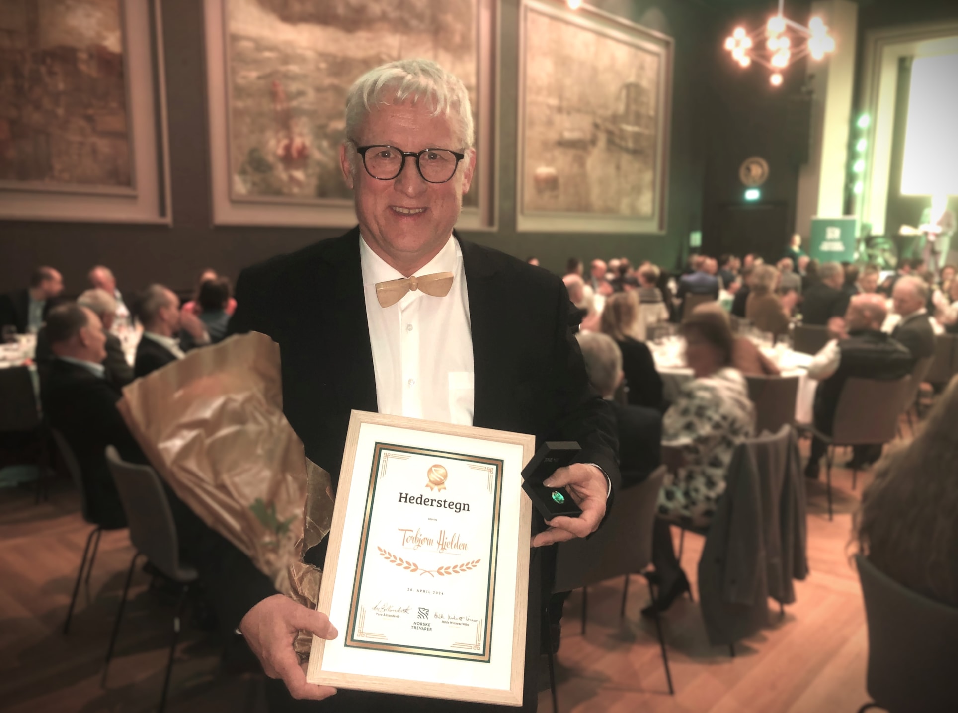 Grande-sjefen ble tildelt norsk trevarebransjes hederstegn for nesten 50 års innsats i bransjen